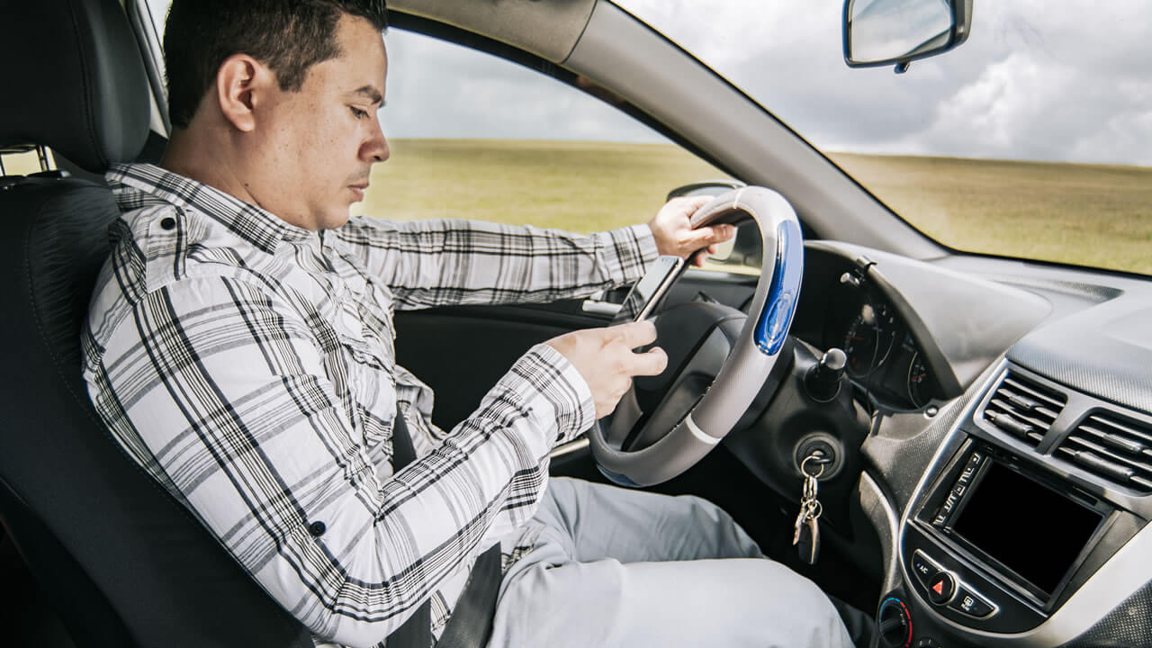 Consejos para evitar el conducir distraído en Houston | Hilda Sibrian®